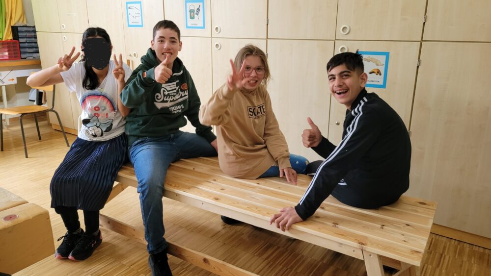 Wir bauen eine Bank für E. - Schule Marckmannstraße